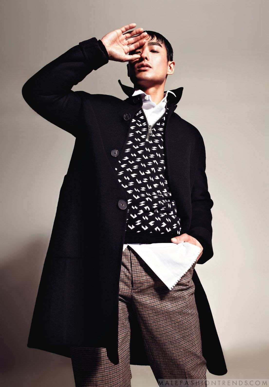 Sean Wong se viste en eclécticos prints para Men's Folio Malasia