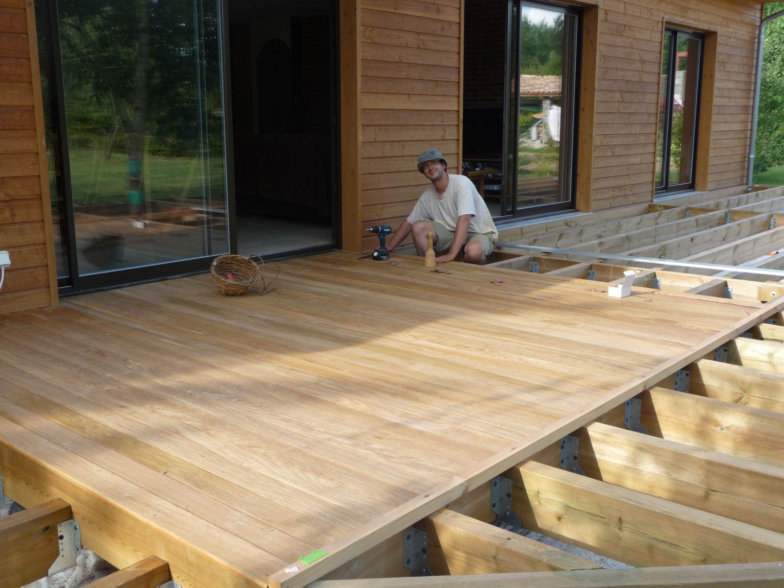 Construction d'une terrasse en bois: Pose des lames de bois