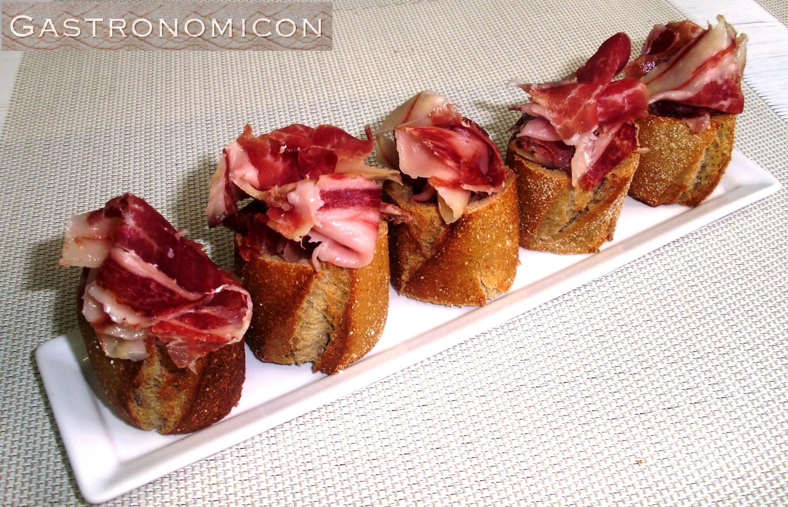 Gastronomicón: Otra manera de hacer pan con tomate y jamón...