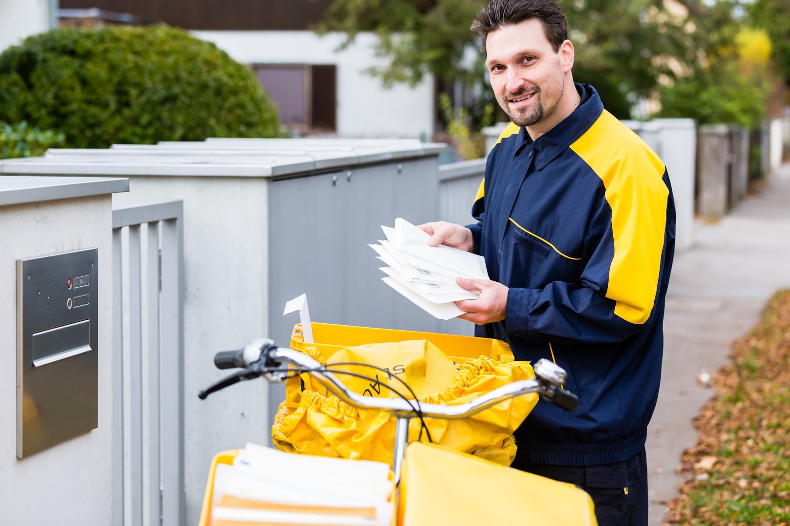 The Postillon: 8 signs that your postman is trying to kill you