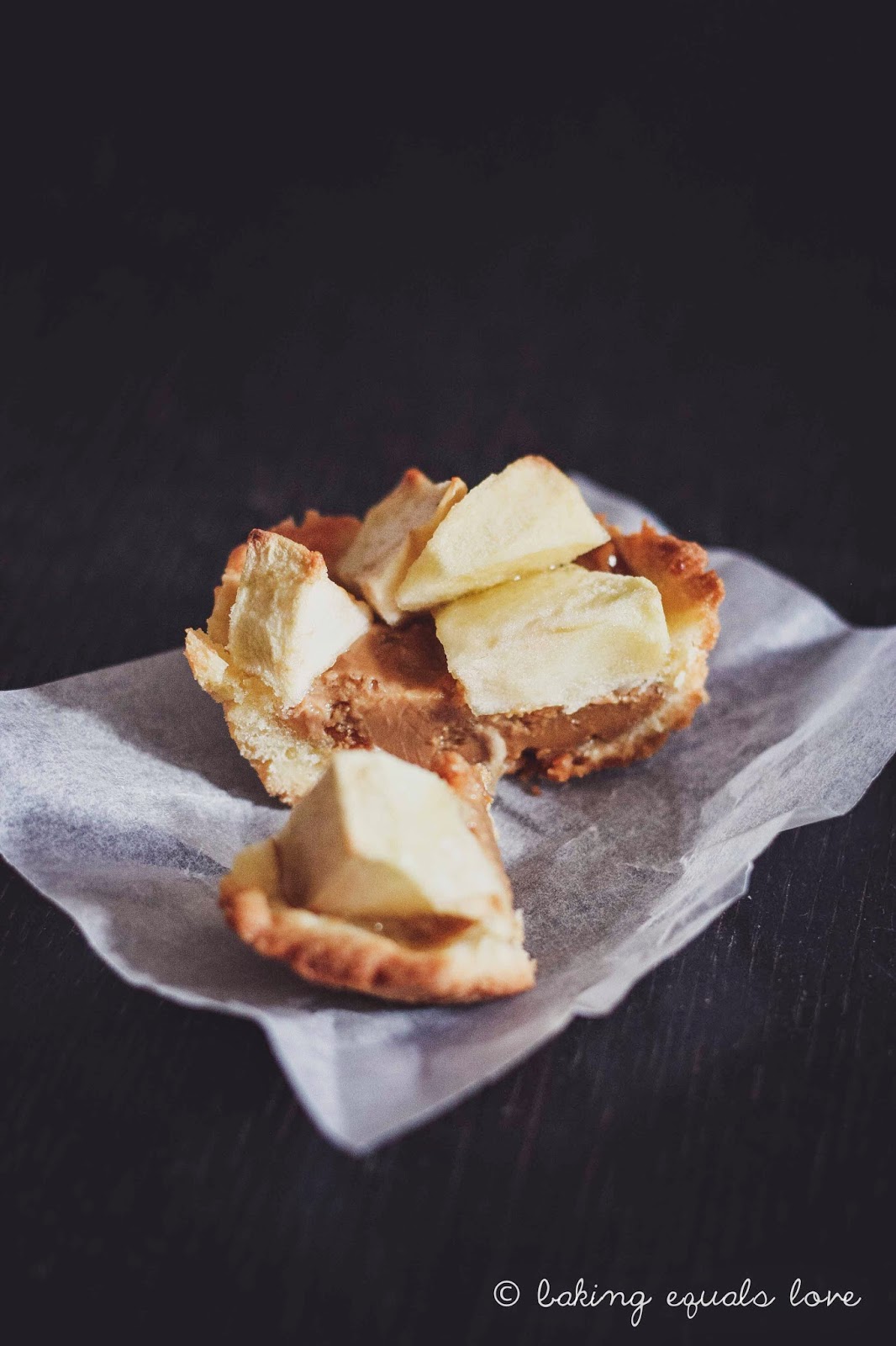 baking = love: Mini Toffee Apple Pies