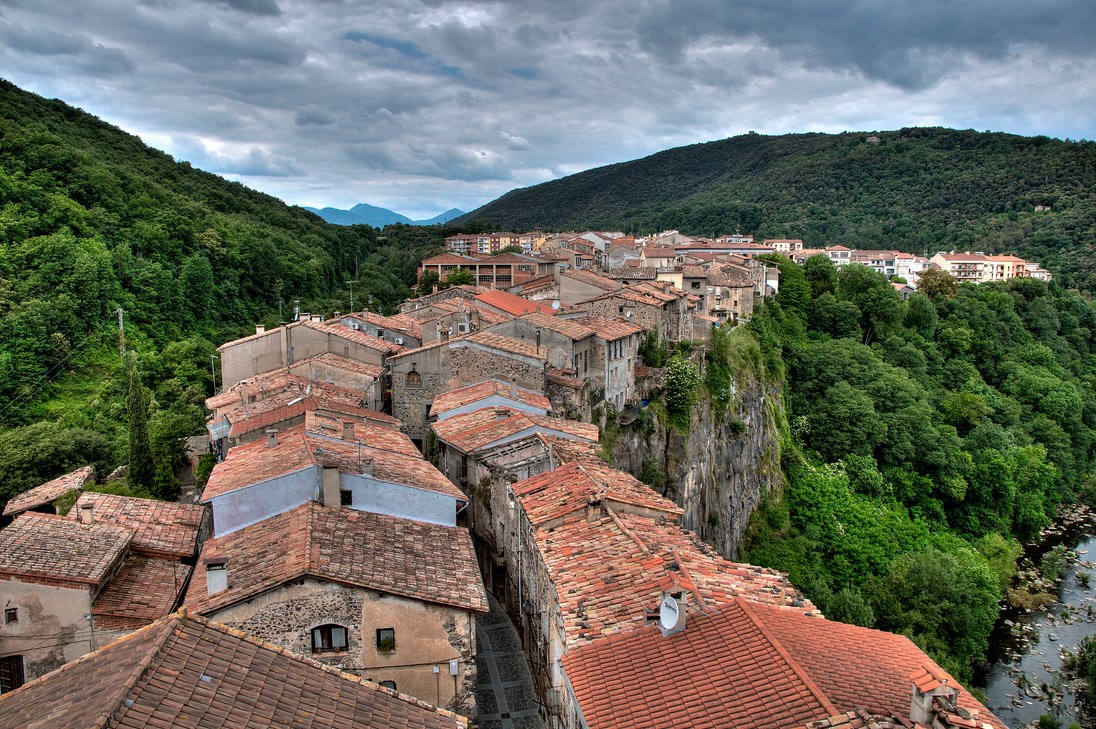 Let's travel the world!: The city of rocks: Castellfollit de la Roca ...