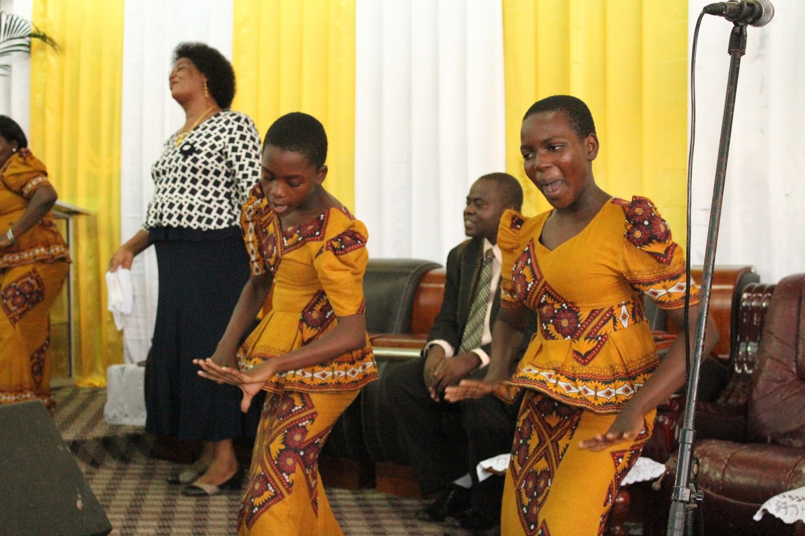 KWAYA YASHANGAZA WAUMINI WA KANISA LA MLIMA WA MOTO MIKOCHENI "B" SIKU ...