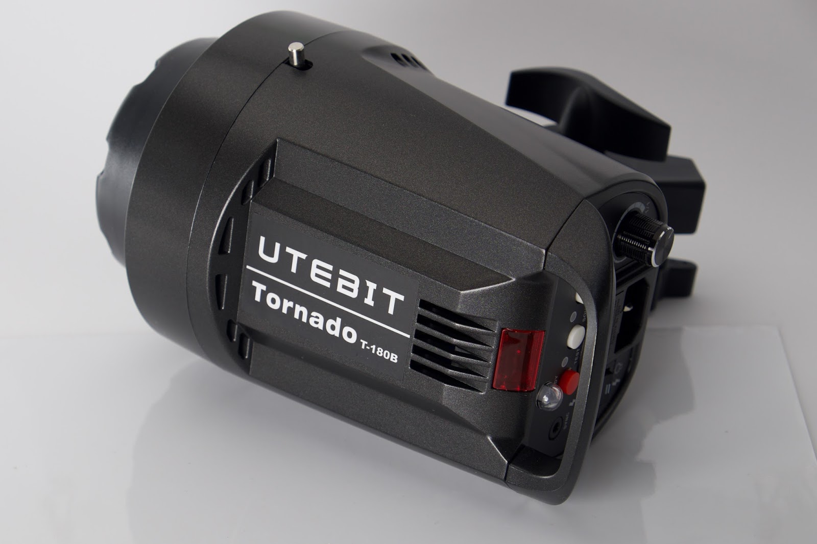 ビール最高！ 〜愛知と三重でモデル撮影〜: UTEBIT T-180Bを買った。ついにモノブロックストロボの世界に突入。