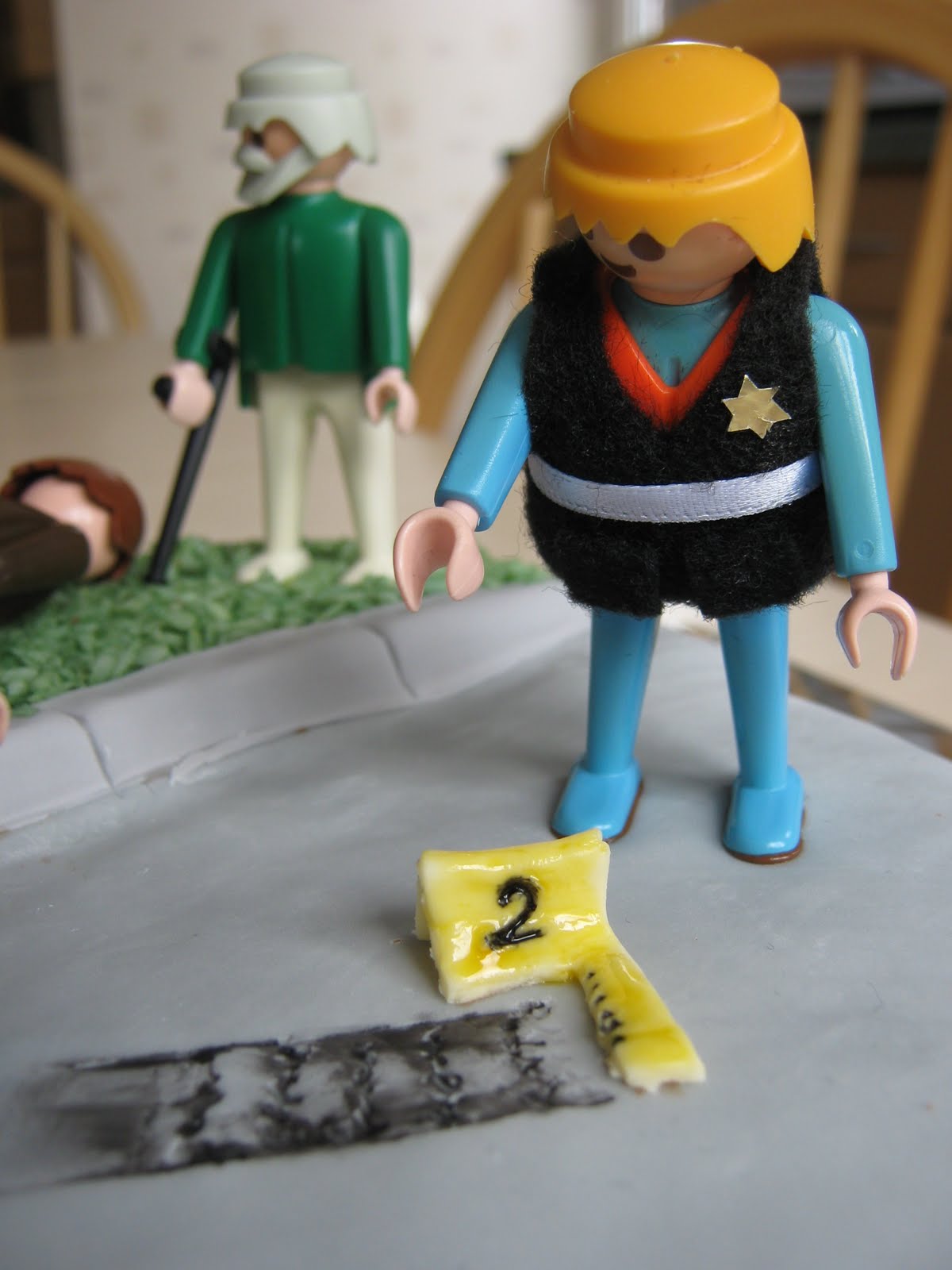 The Craft-Arty Kid (Old blog): CSI: Cake Scene Investigation