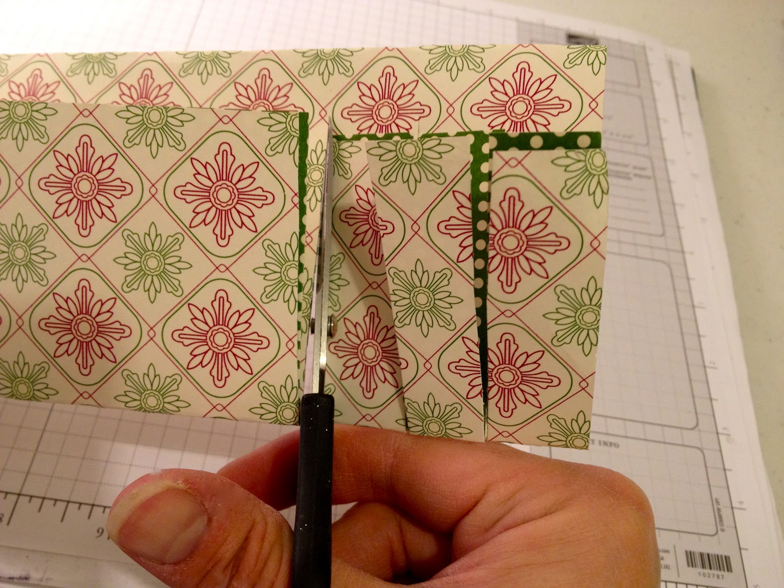 Squeeze Your Creative Juice: Curled Paper Bows