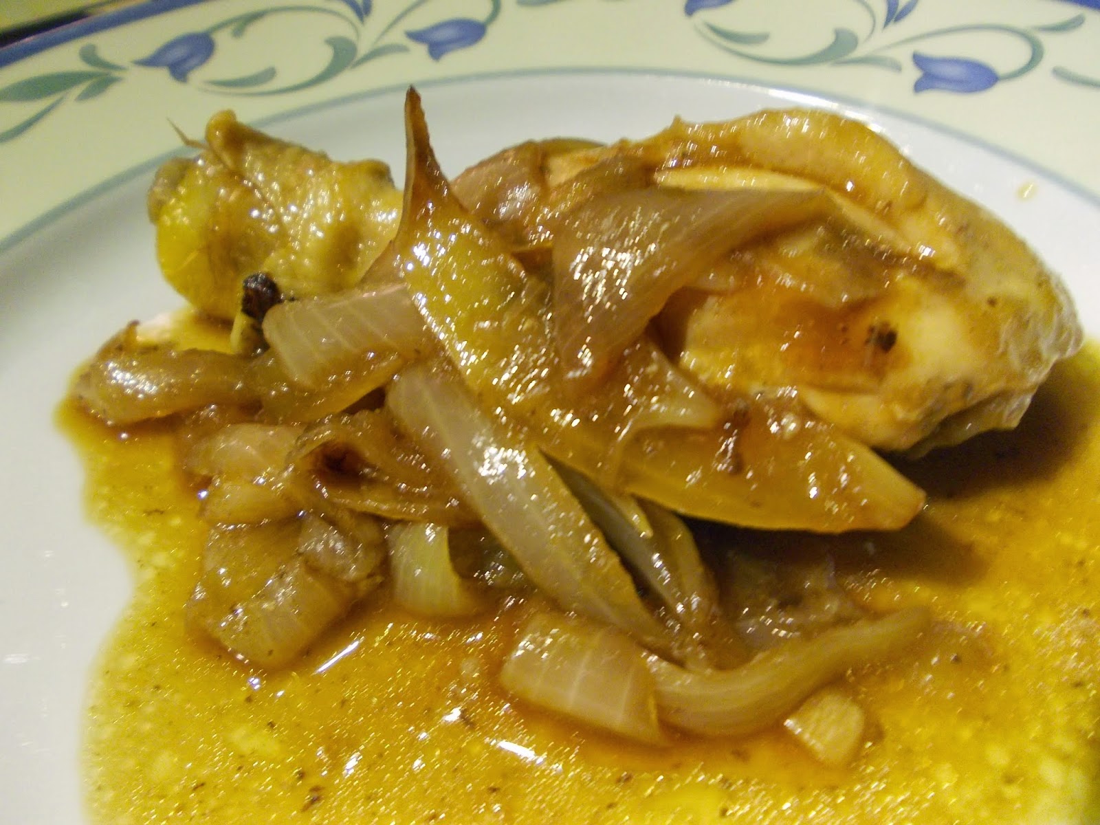 Pollo encebollado