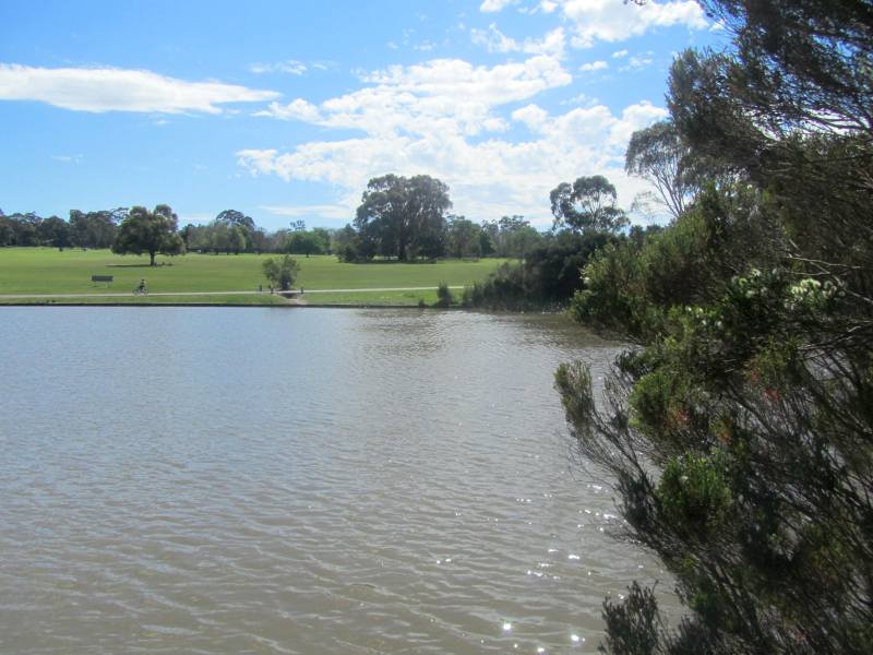 TRACKS, TRAILS AND COASTS NEAR MELBOURNE : Jells Park Lake in early ...