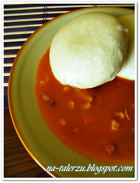 Na talerzu - Przepisy kulinarne: Pyzy z sosem pomidorowym