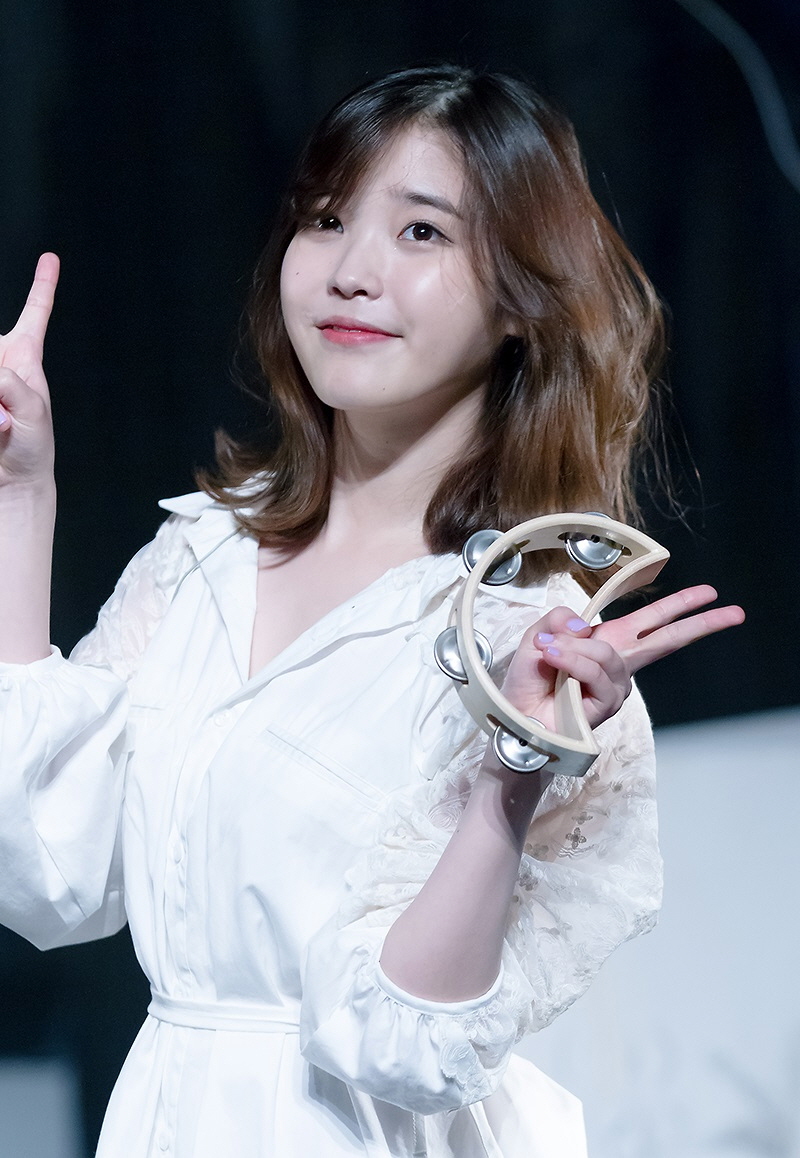 IU small theater concert photo paparazzi. - All of Kpop STarz