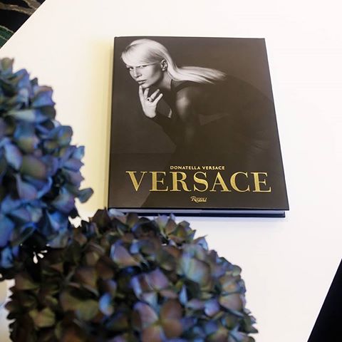 Diseño + Moda + Pasarela : DONATELLA VERSACE, EN LAS LIBRERÍAS DE EUROPA