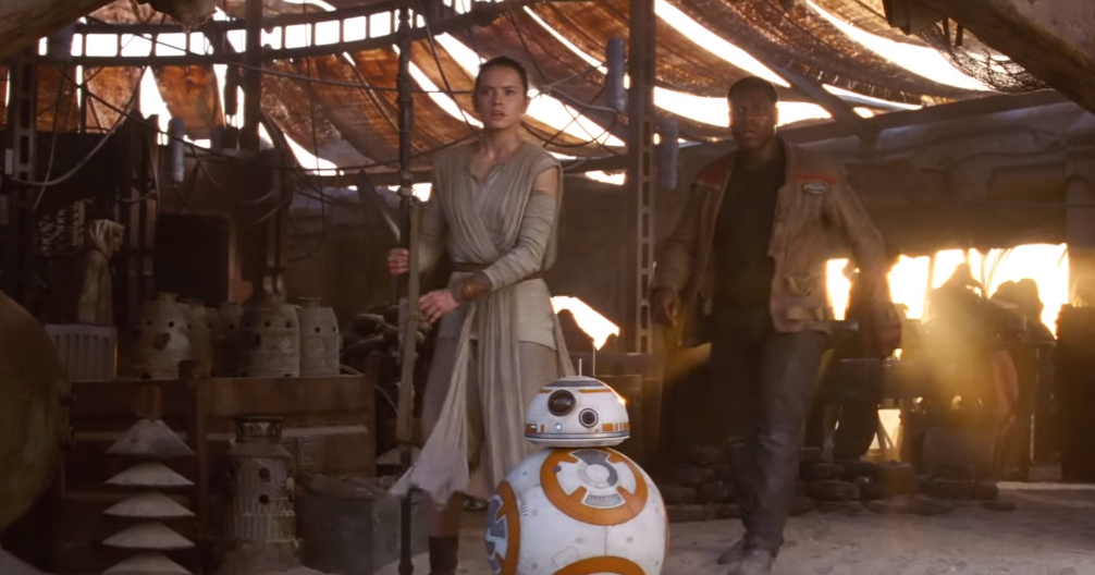 First STAR WARS: THE FORCE AWAKENS Clip Shows Rey, Finn and BB-8 on the Run