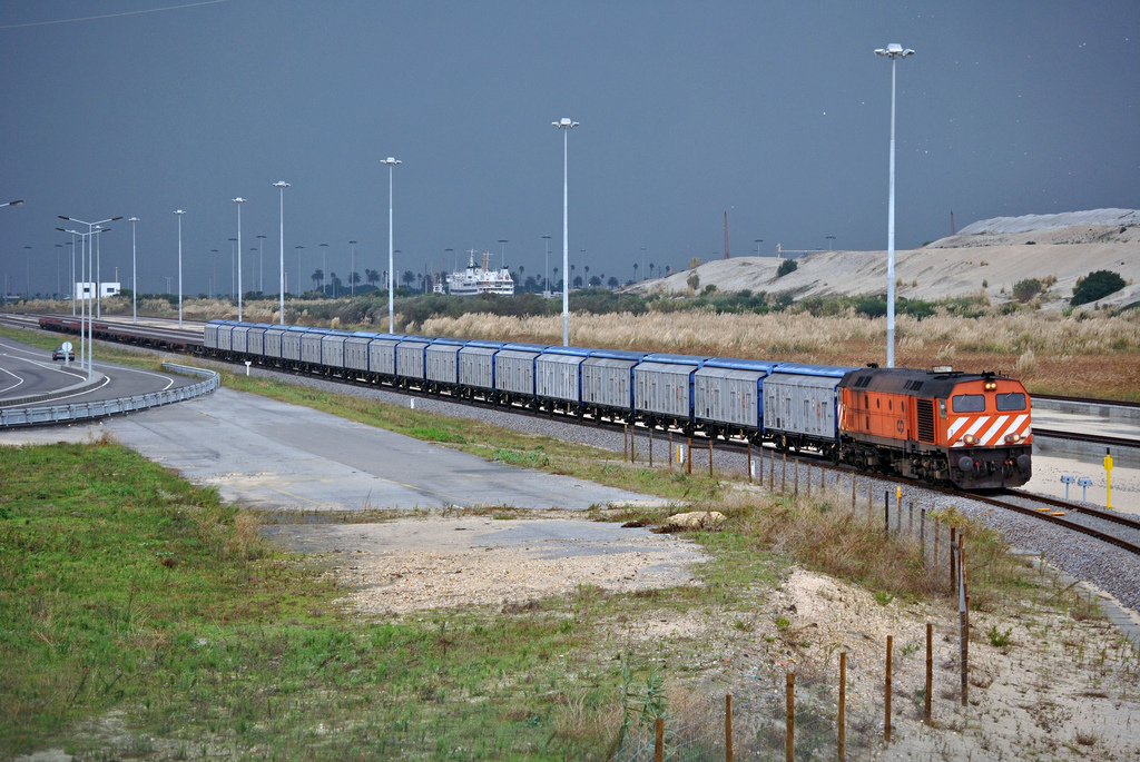 Comboios no porto de Aveiro (parte exterior do porto) ~ Estivadores de ...