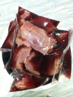 Makanan Mentah Dan Alat Ganti Kereta Terpakai: Daging Rusa segar.