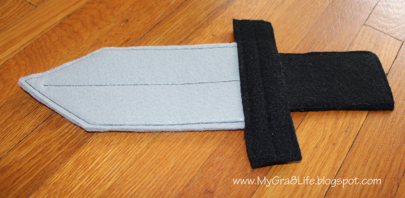 My Gra 8 Life: Tinkerbell Party - DIY Peter Pan Hats & Pirate Swords