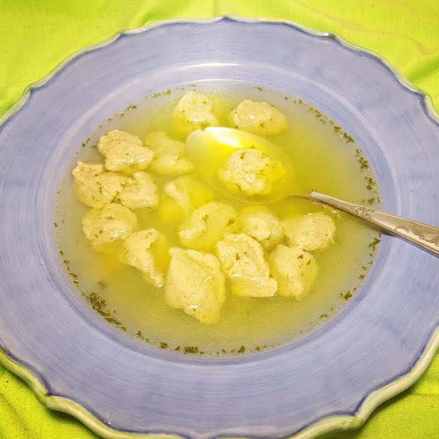 VARJACOM KROZ SVET: JEDNOSTAVNE GRIZ KNEDLE SA DŽIGERICOM