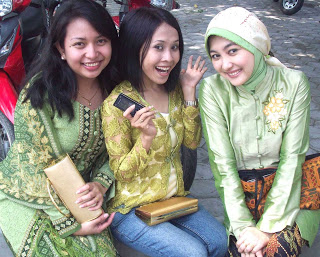 Mitos Menyeramkan Mengenai Foto Bertiga | Serem Banget