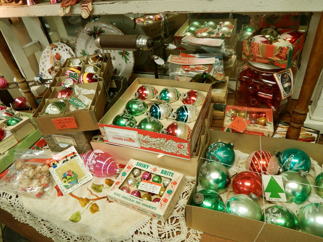 Saturdays Vintage Finds: Christmas Vintage Booth At The RUsty Chandelier