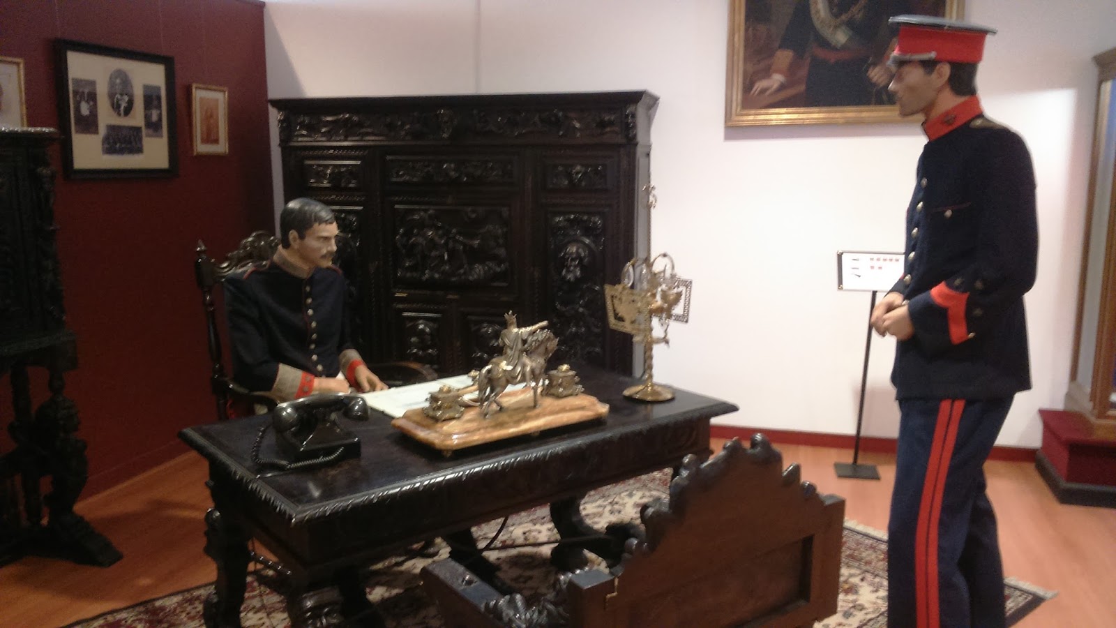 Sala Histórica de la Guardia Real ~ El mirlo de papel