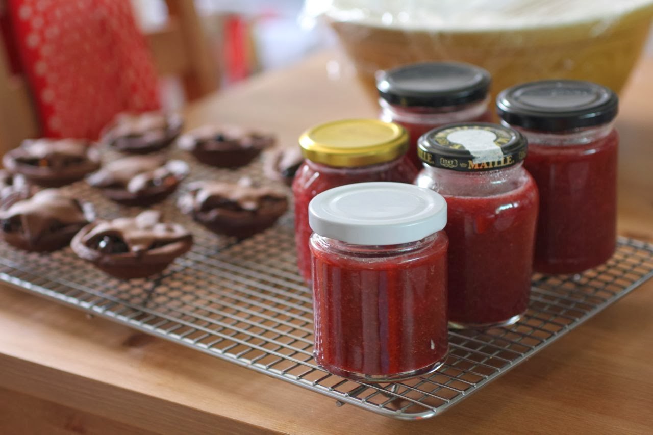 Green Gourmet Giraffe: Rhubarb and strawberry jam and decorating the ...