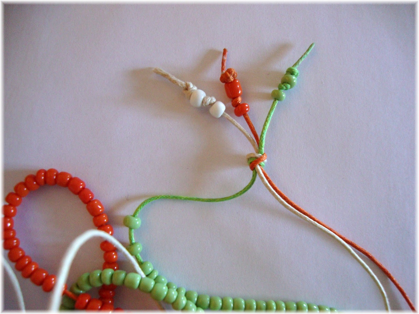 CREACIONES BATIBURRILLO: CORDÓN HIPPIE MULTIPOSTURA Y BROCHE MARGARITAS