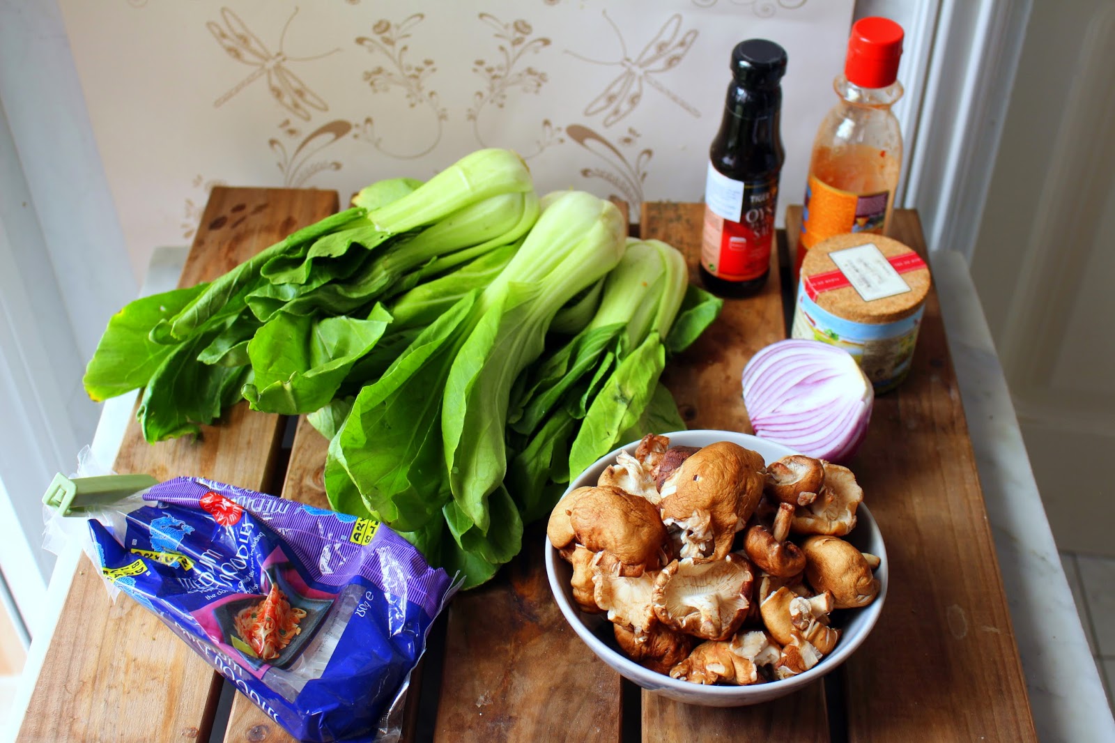Sopa oriental de pak choi y setas shiitake (receta casi vegana)
