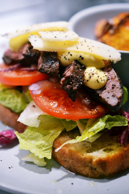 Bookmaker toast på hjortfilé och sötpotatischips