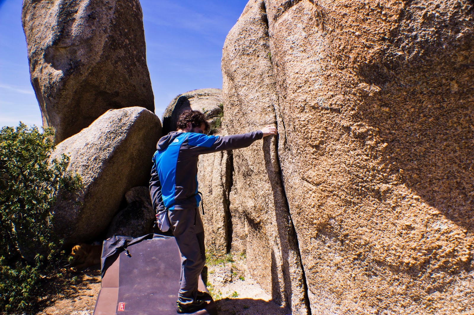 Boulder en Torrelodones: Escalando en el Monte de los Ángeles (Madrid) | abriendomundo