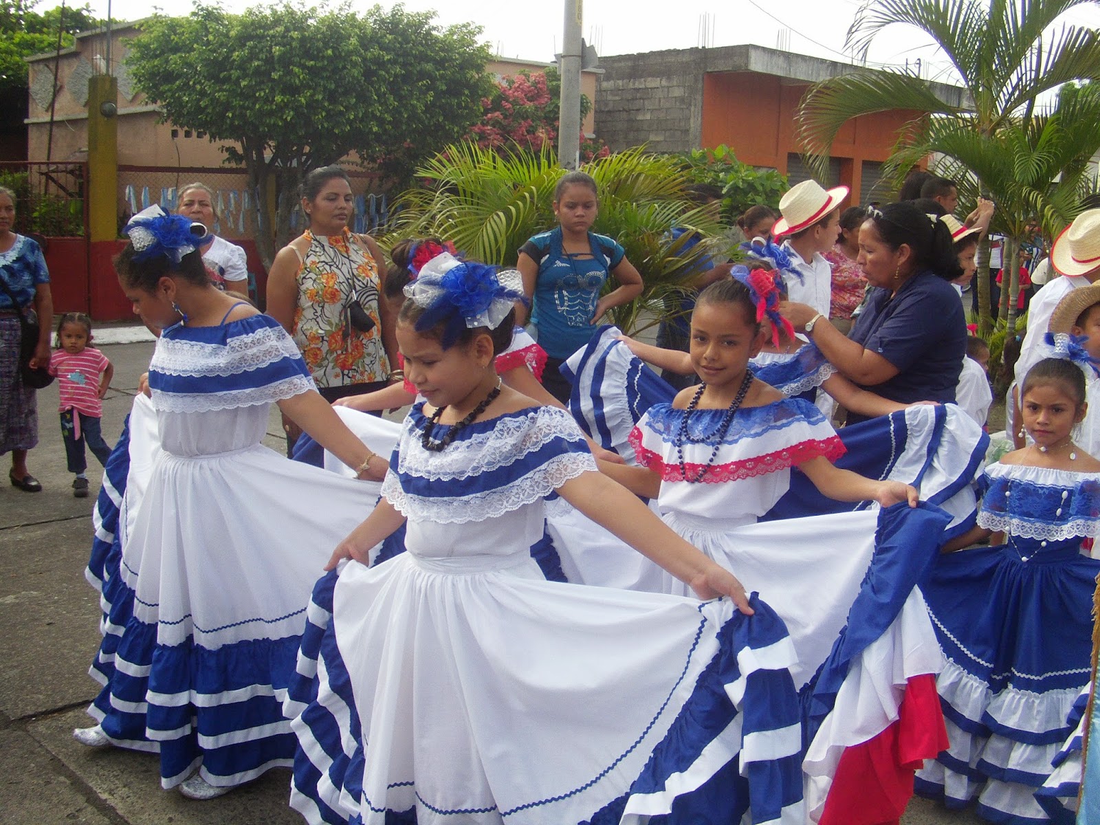 Los Trajes Multicolores de las Estampas Folkloricas - EORM Aldea Chipilapa
