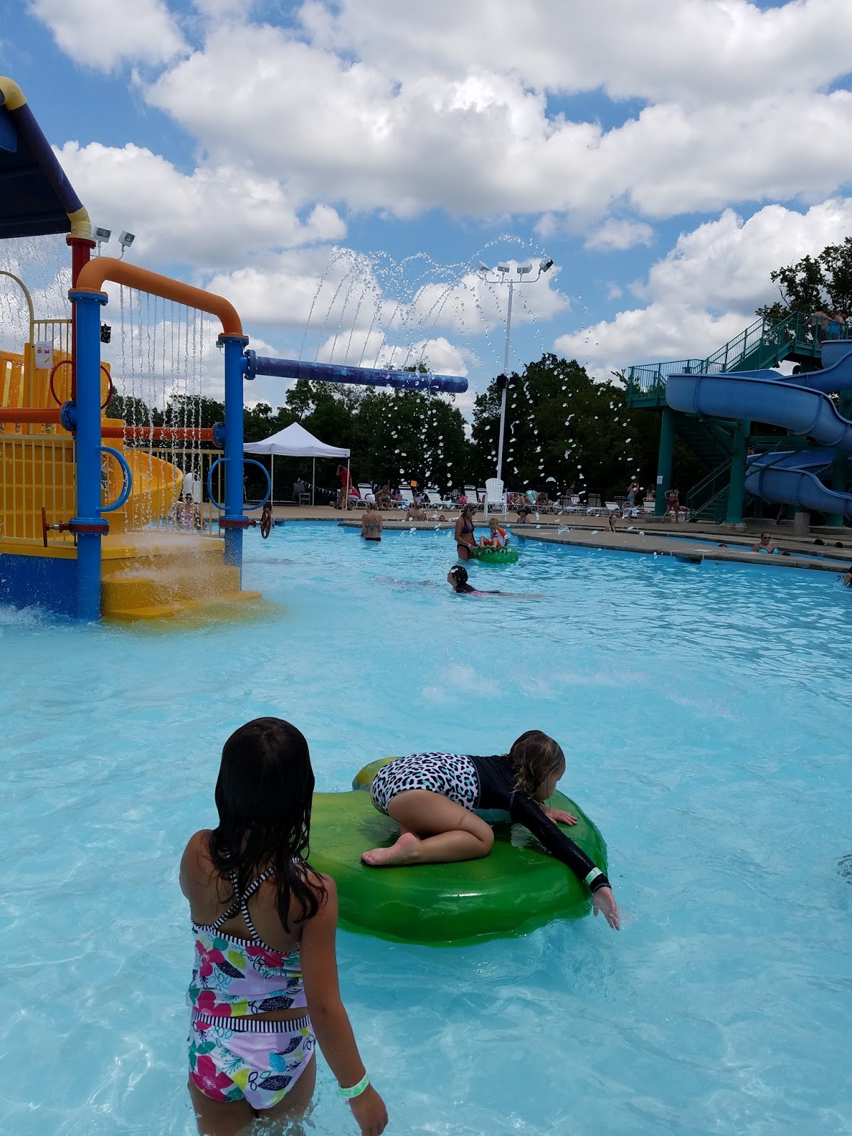 Play St. Louis: RiverChase YMCA of Fenton Outdoor Pool, Fenton