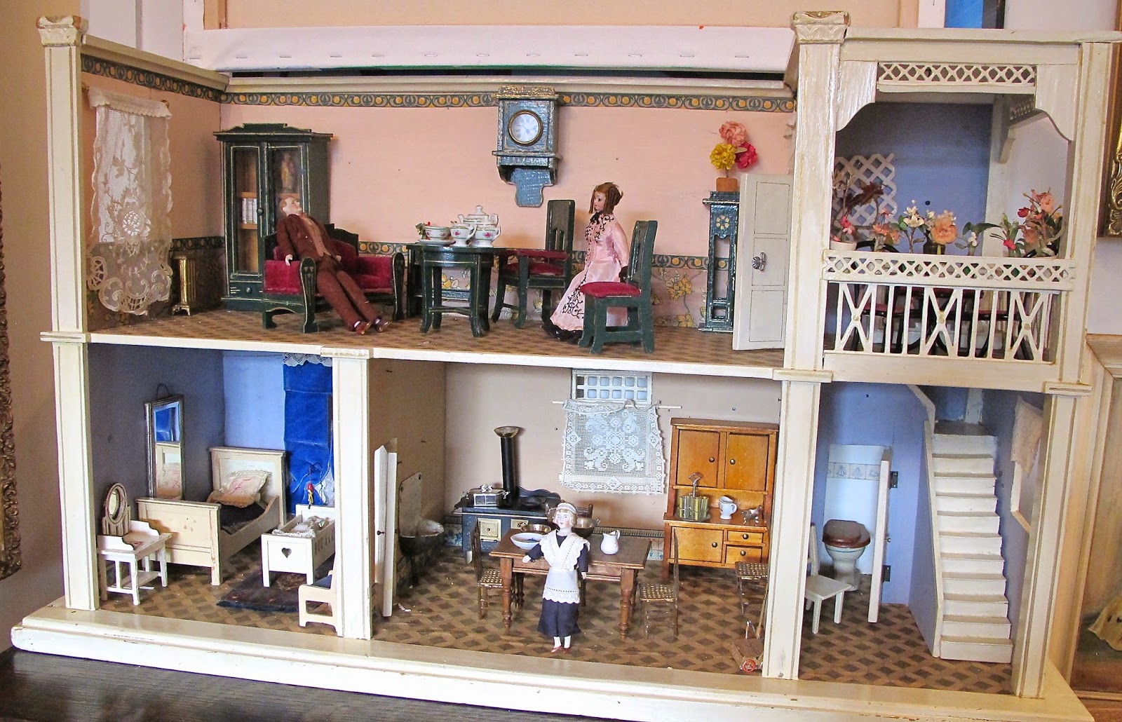 Susan's Mini Homes: Two-Story Room Box. Antique German dollhouse from 1913.