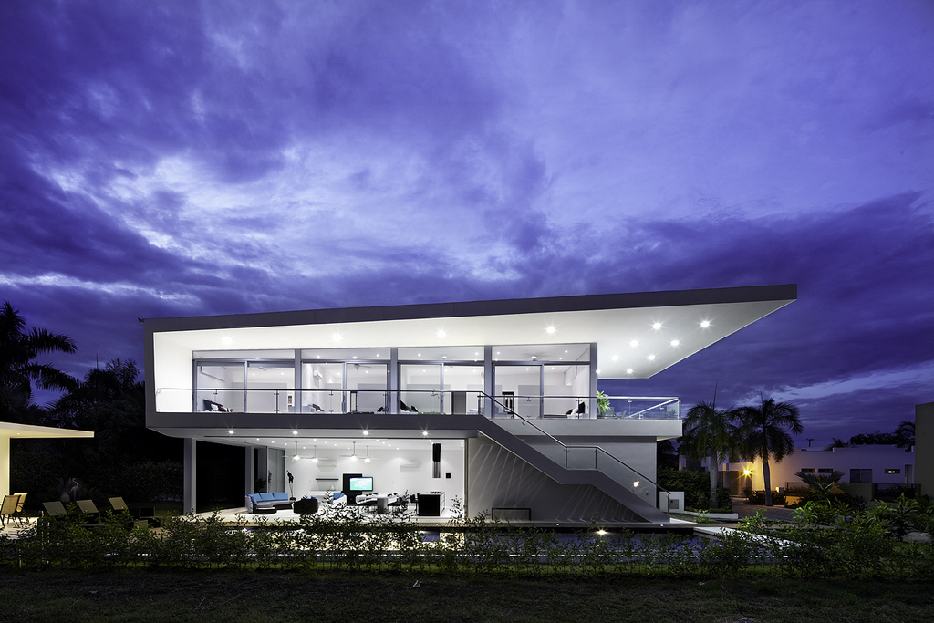 Modern Home With Sharp Lines Lifts Up The Colombian Neighborhood ...