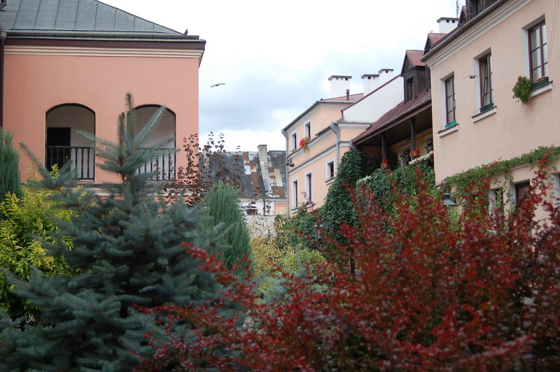 I tu i tam....Y aqui y alla: Grobowiec-piramida, ruina zamku i Perła ...