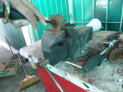 Cara Mudah Mengganti Roda Rell Pagar Besi