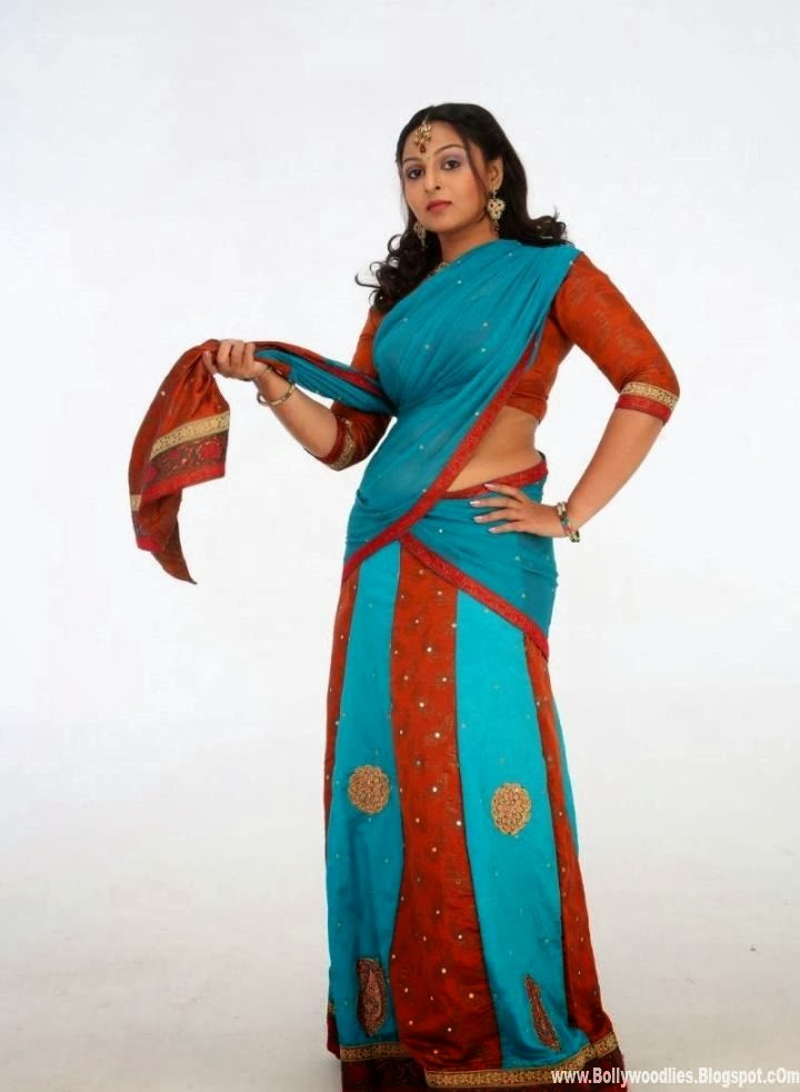 B-Town: Samvrutha Sunil Latest Saree Photoshoot Gallery