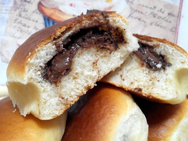 "Al Calor de los Fogones"...: BOLLOS DE CREMA DE CACAO