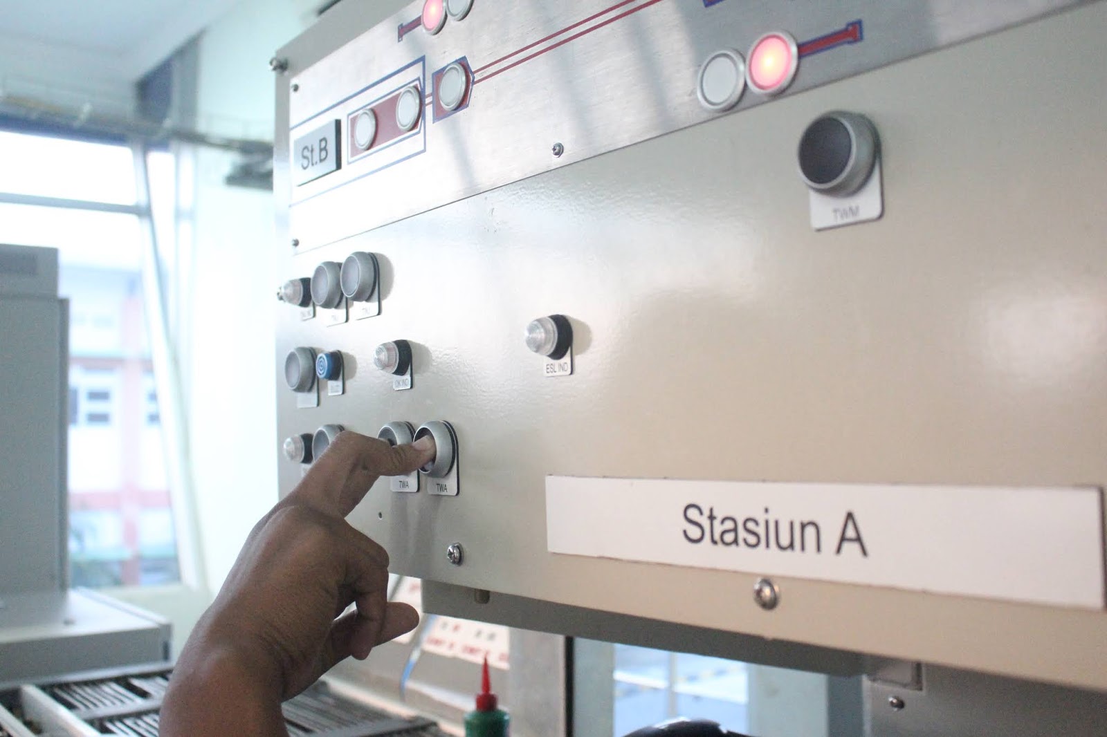 Cara Merawat Sistem Interlocking Sinyal Mekanik Berbasis Relay pada ...