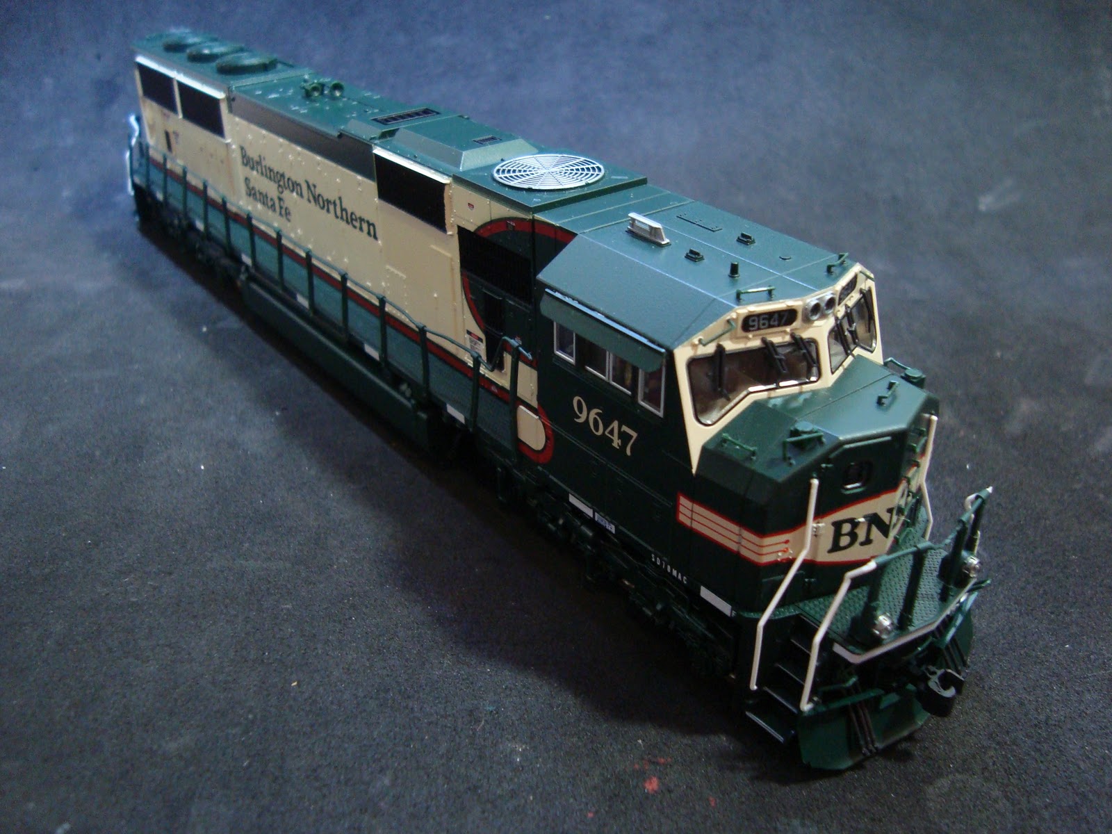 SFTRENS Ferromodelismo HO DCC: Locomotiva EMD SD70MAC BNSF 9647 MERGER SCHEME Kato DCC