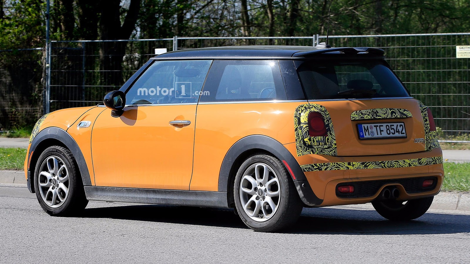 Com leve face-lift, MINI Cooper é flagrado em testes e deve estrear no ...