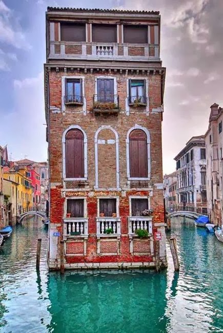 Building in Venice, Italy - Favorite Photoz