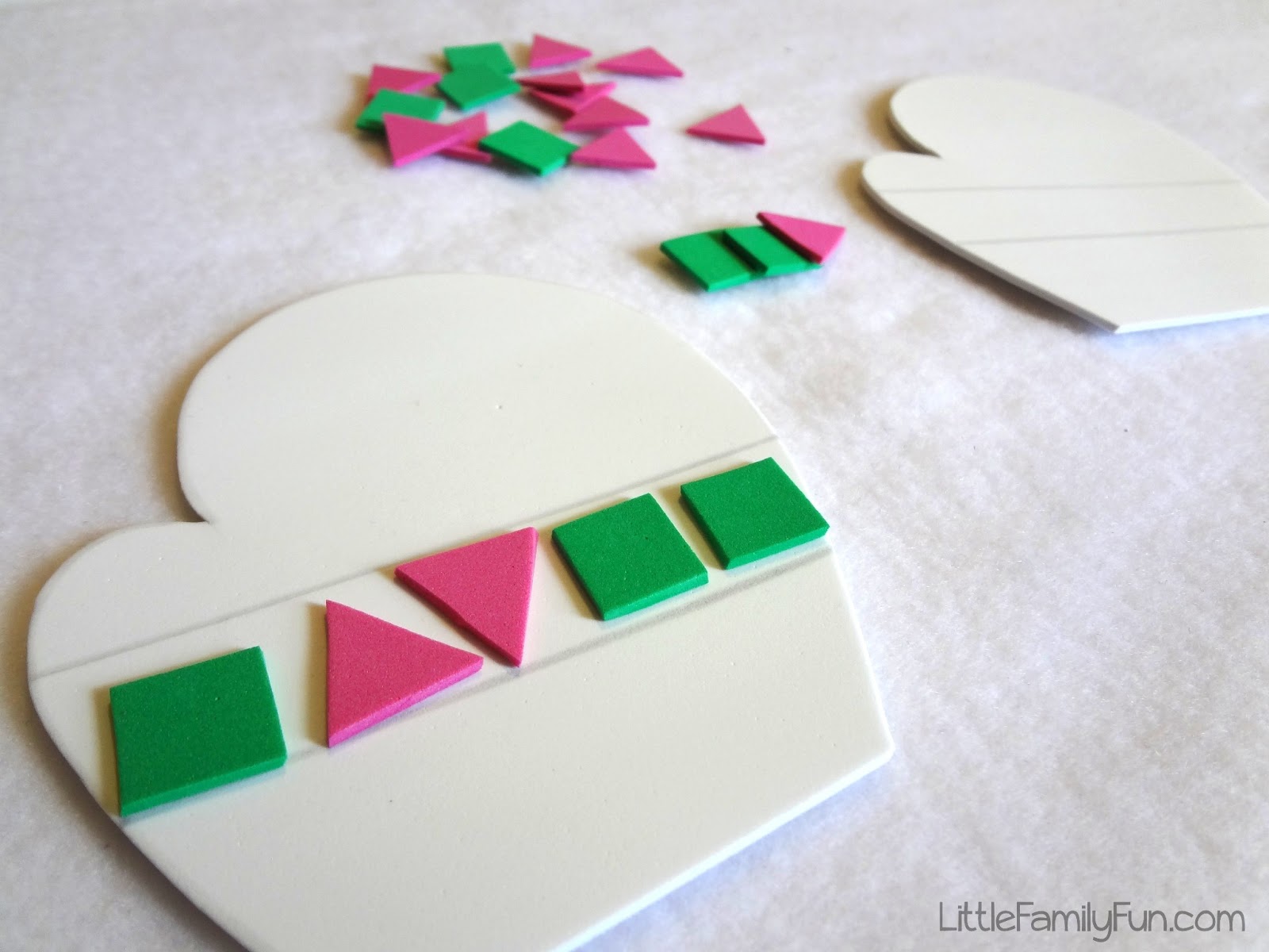 Little Family Fun: Mitten Pattern Match: Activity for Preschoolers