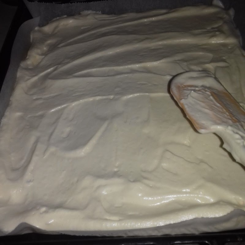 Rulada alba cu crema de unt cu bezea italiana si caramel