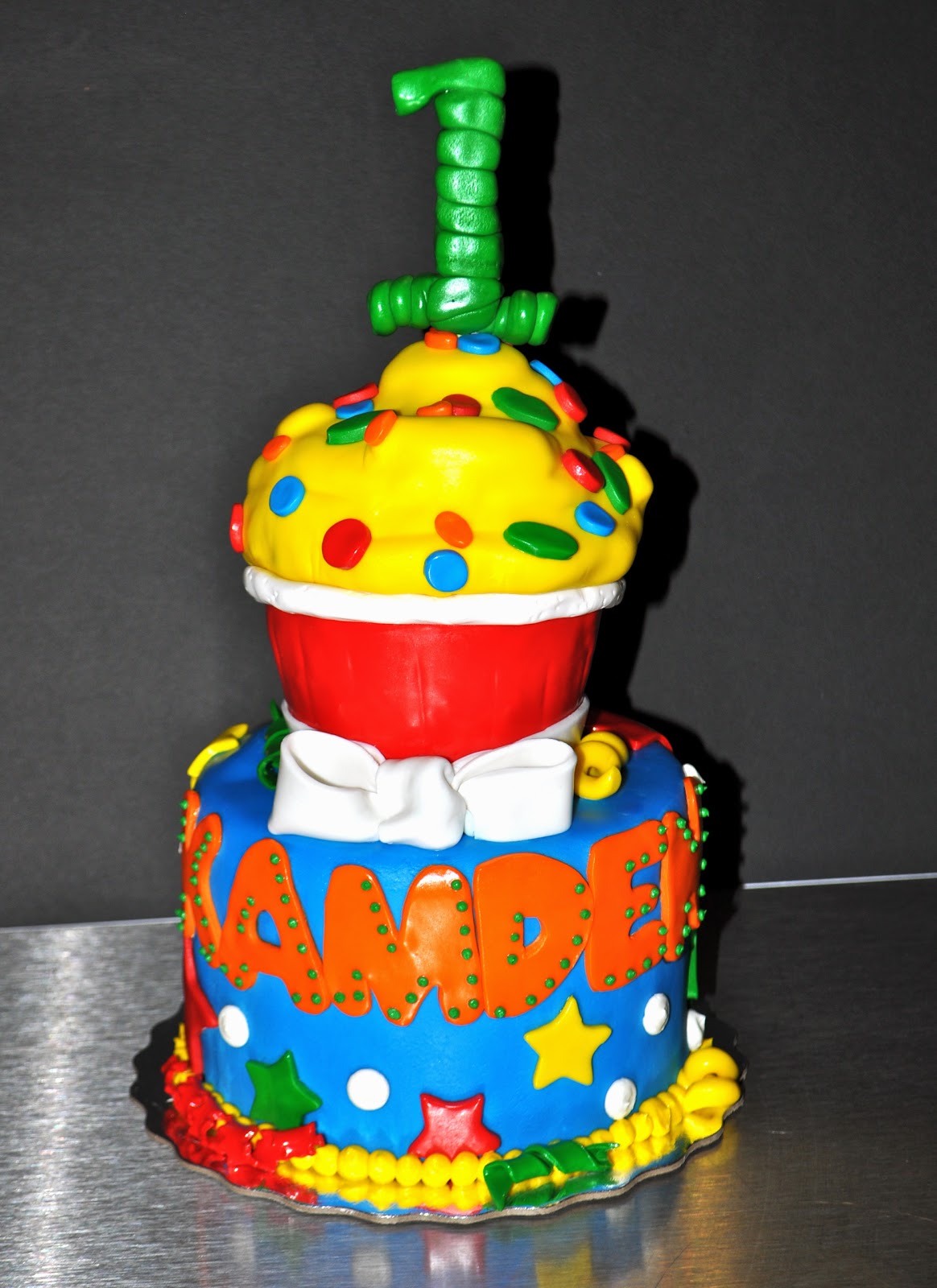 Leah's Sweet Treats: Cupcake Cake for a 1st Birthday