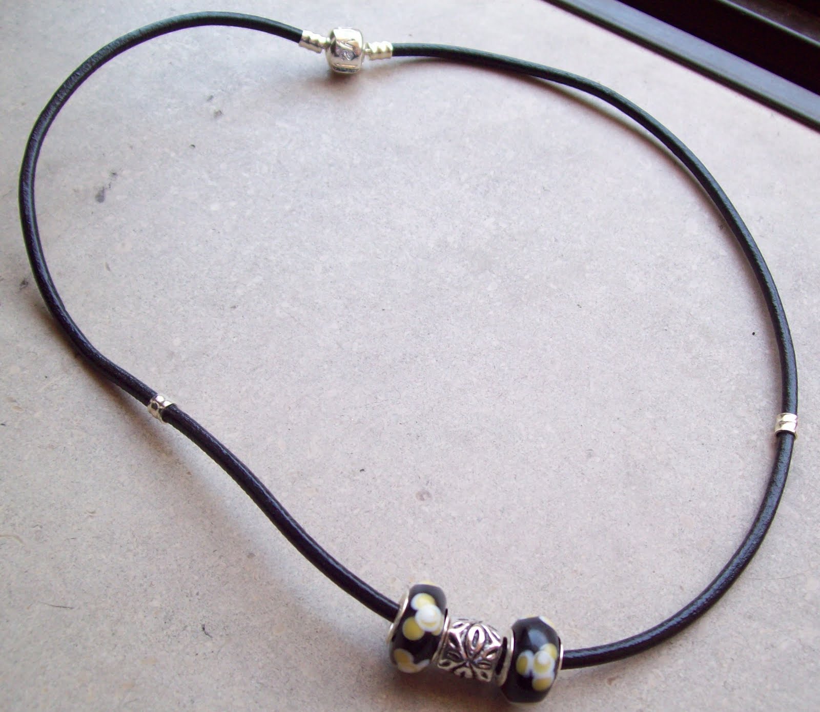 Mimos de Mulher: Colares em couro com peças de vidro murano, metal ...