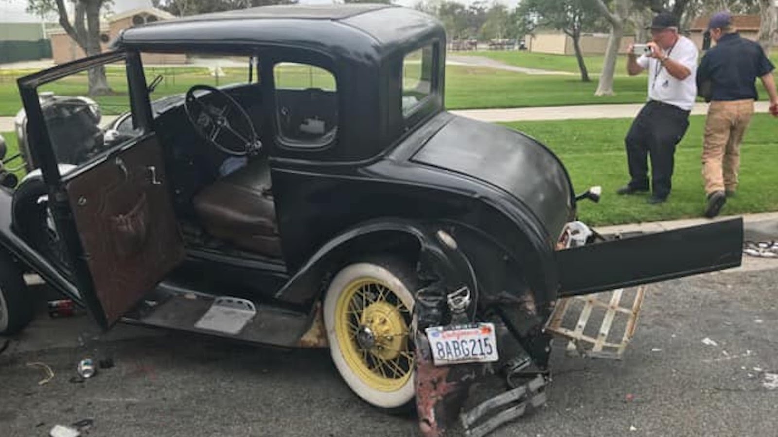 憑什麼！！！Toyota Corolla駕駛分心擊墜路旁的1931 Ford Model A還想逃！ | SanjiNoir 黑侍樂讀