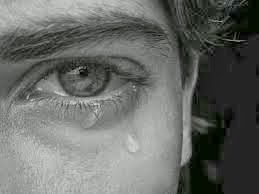 la maldición de observarlo todo: Ojos llorosos