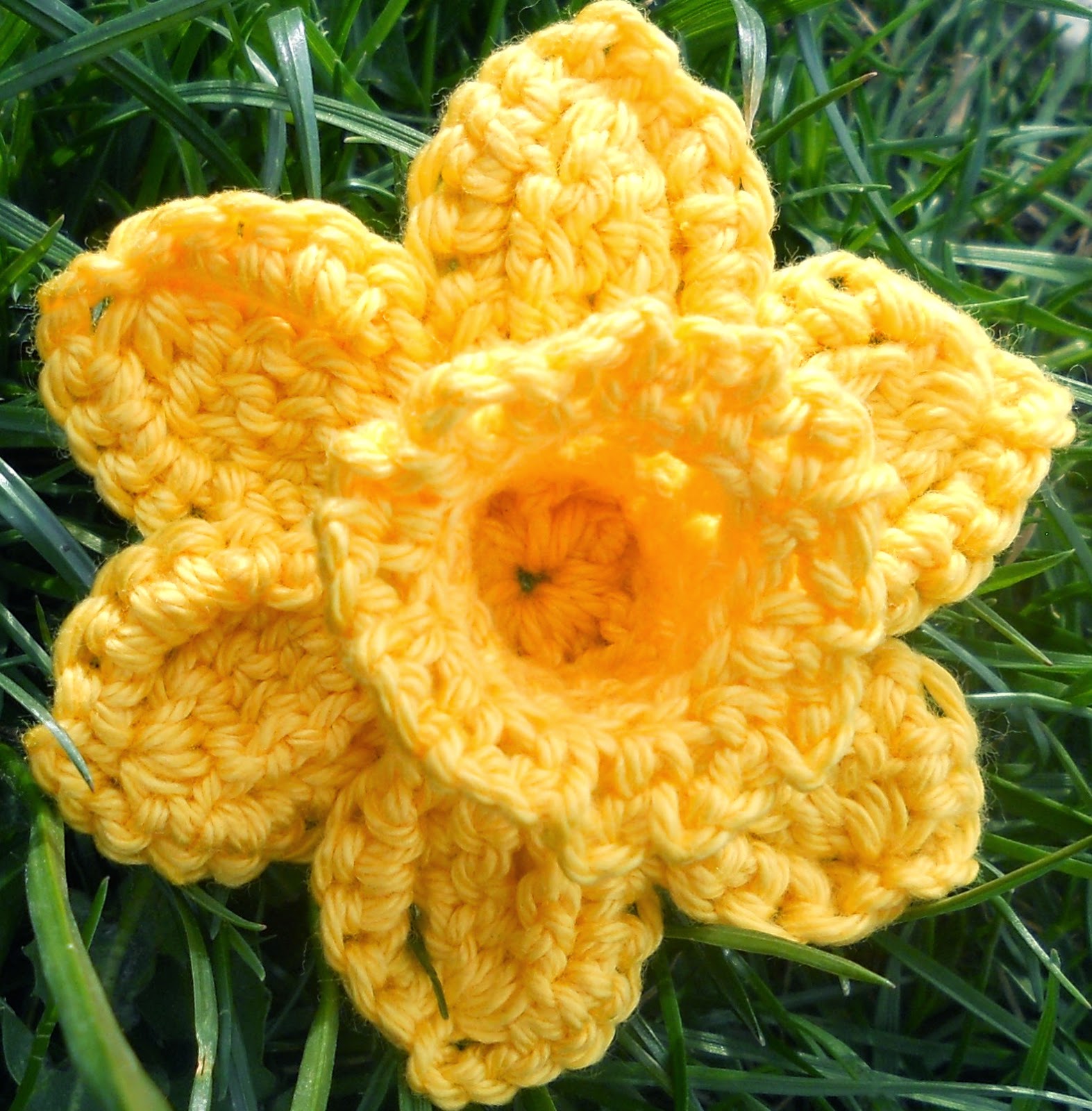 knitshop.co.uk: Crochet Daffodil for Marie Curie Cancer Care