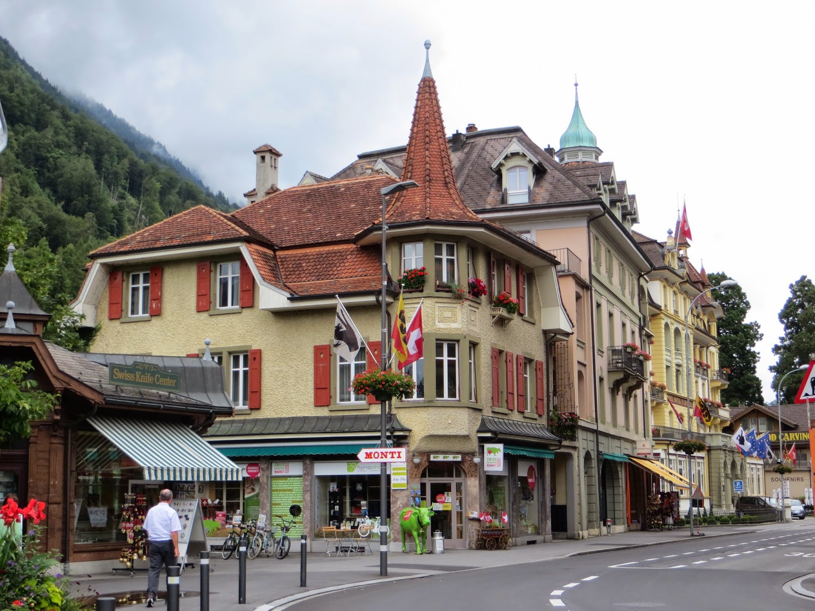 Travel_Photography: Interlaken - City Locked Between Two Lakes