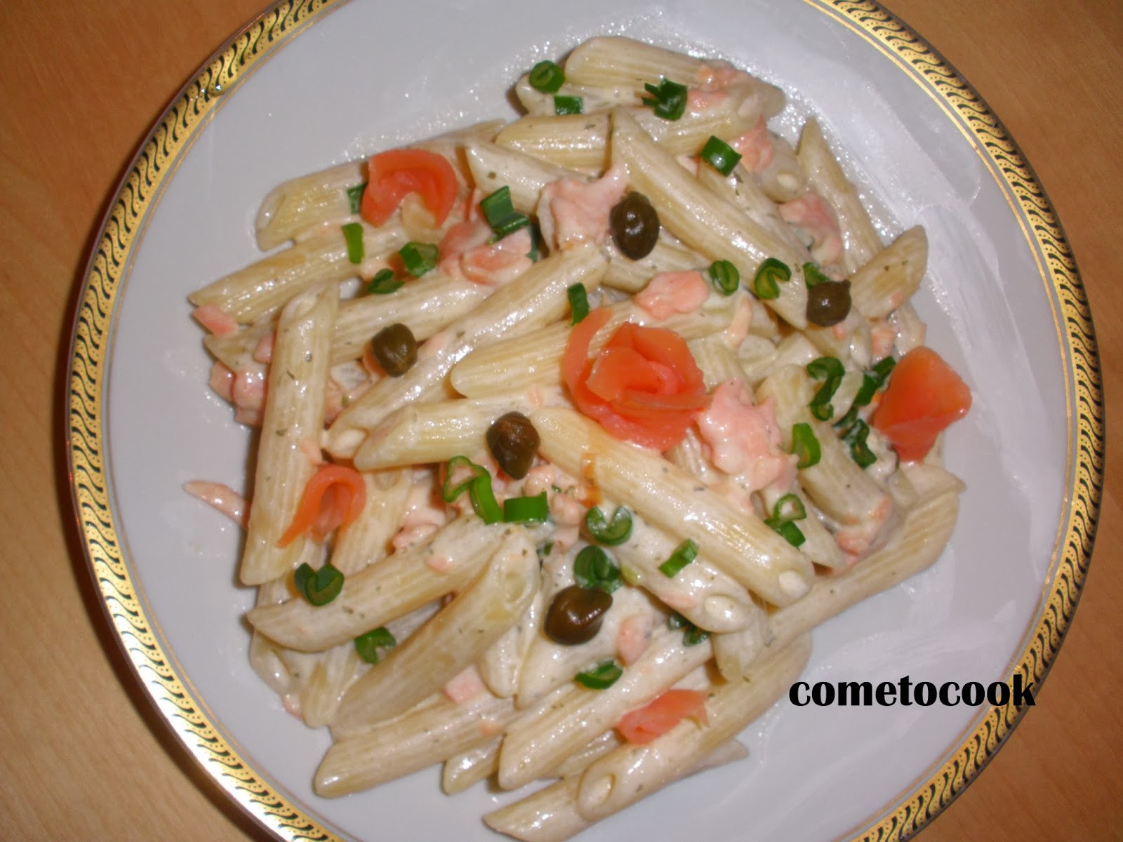 Come to cook: Πενες με καπνιστο σολομο