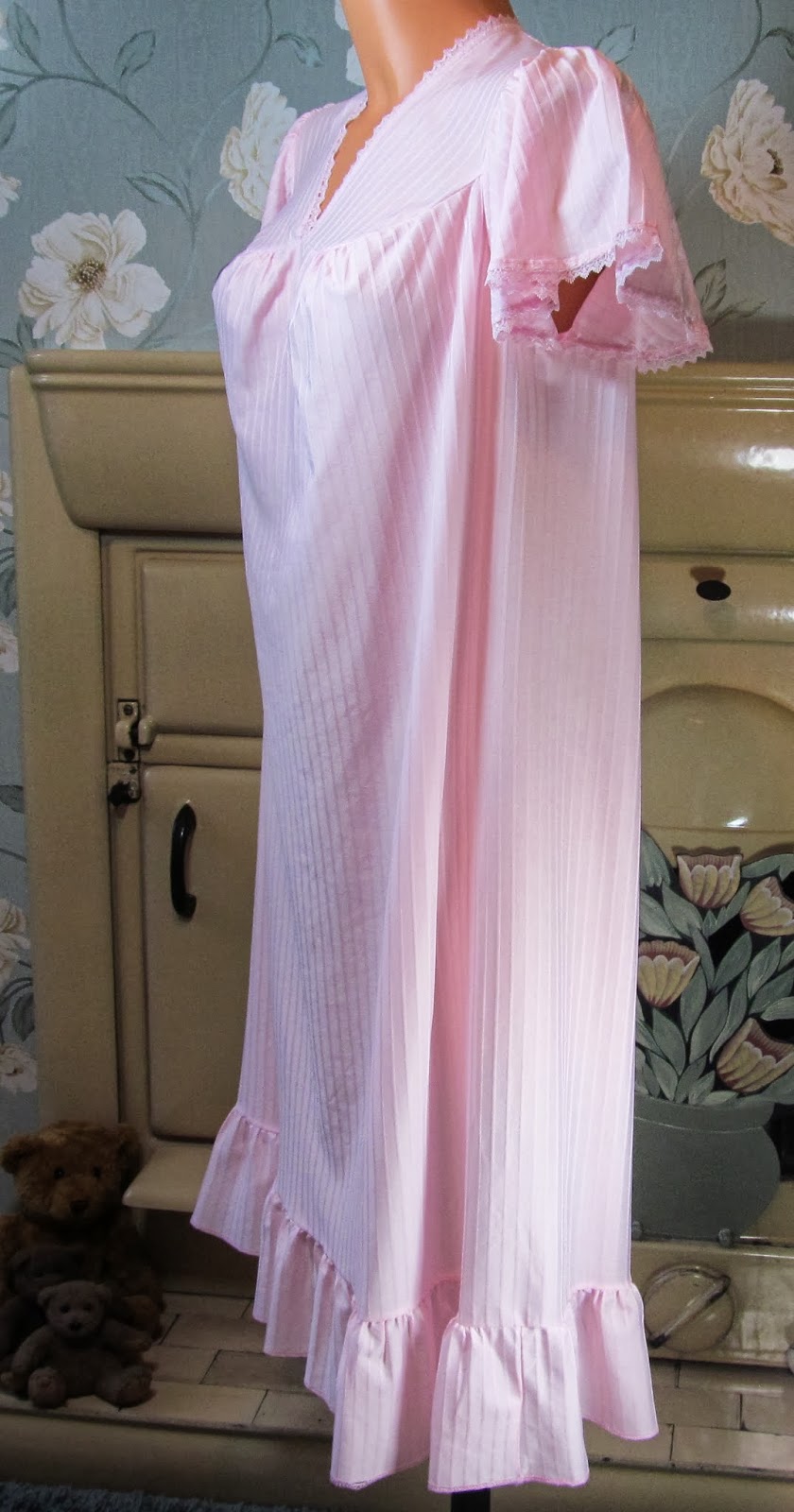 VINTAGE CANDY PINK FRILLY SOFT POLYESTER NIGHTIE GOWN ROBE SIZE M/L ...